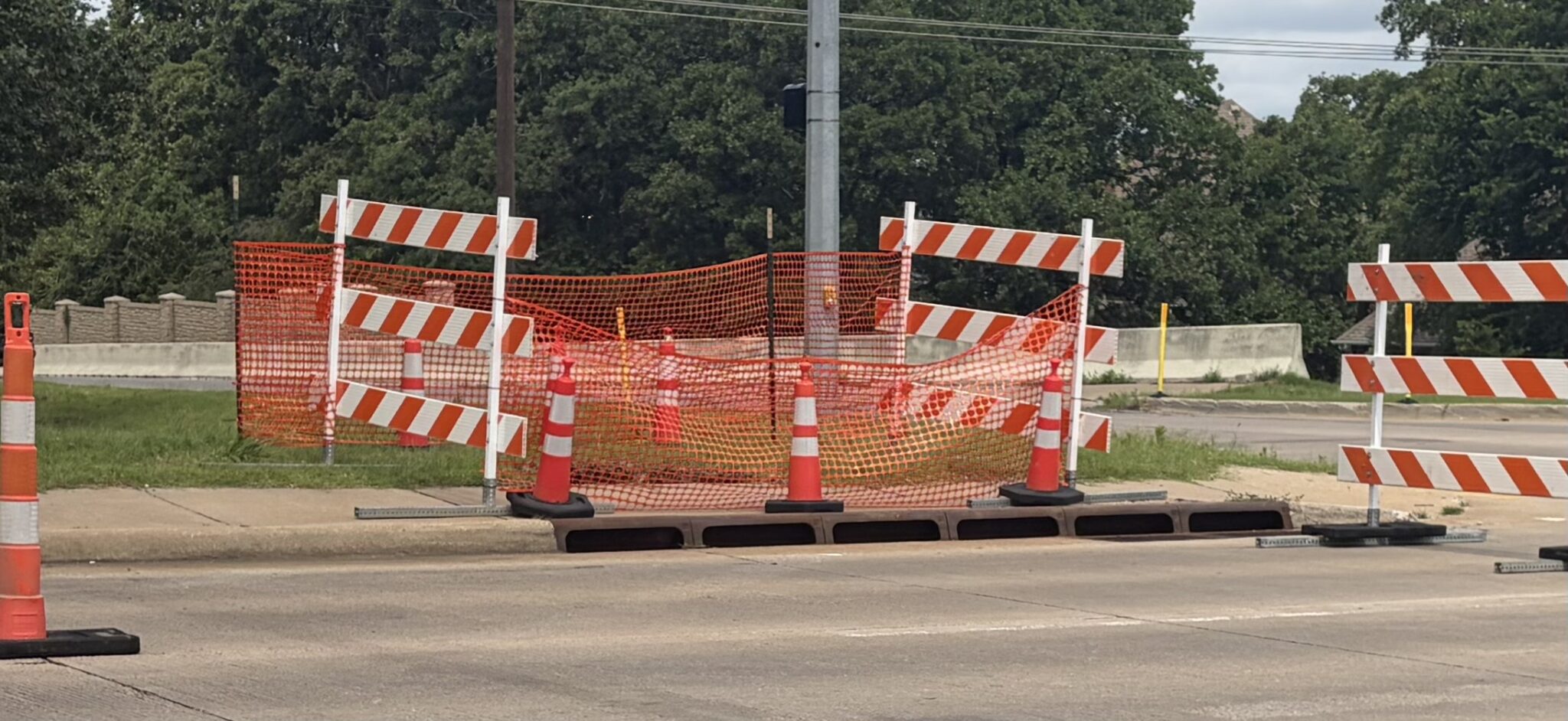 Sinkhole closes lane on Yale Ave. at Creek Turnpike - 102.3 KRMG